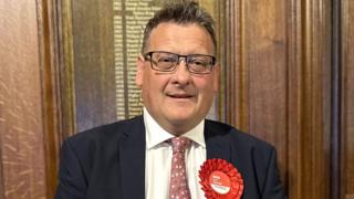 Labour suspends outspoken backbench MP Karl Turner - BBC News