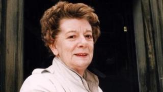 Coronation Street star Jean Alexander dies aged 90 - BBC News