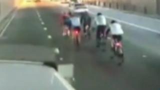 'Road rage' lorry driver drenches Australian cyclists - BBC News