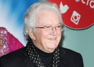 Leslie Bricusse: 'Lyrical genius' of film dies aged 90 - BBC News