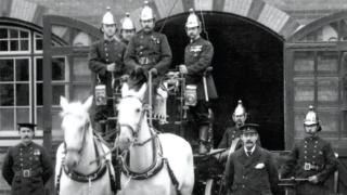 Nostalgic photos show 150 years of London Fire Brigade - BBC News