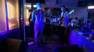 London's 100 club: Historic music venue given special status - BBC News