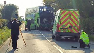 Isle of Wight: One dead and 22 hurt in bus crash - BBC News