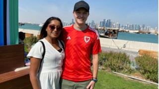 World Cup 2022: Welsh ex-pats welcome football fans - BBC News