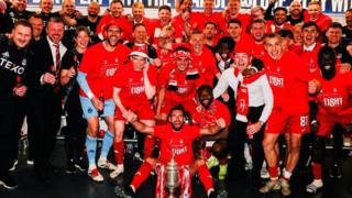Aberdeen fans ready to celebrate with Scottish Cup parade - BBC News