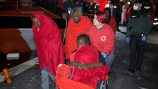 'About 170 migrants dead' in Mediterranean shipwrecks - BBC News