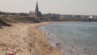 Six rescued from rip currents off Tynemouth coast - BBC News
