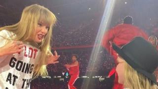 Taylor Swift: Cardiff foodbank charity donation feeds 900 - BBC News
