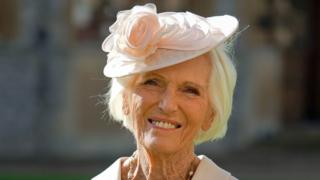 Dame Mary Berry moved to tears by William's 90th birthday wishes - BBC News