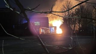 Melton Mowbray: Large fire at disused door factory - BBC News