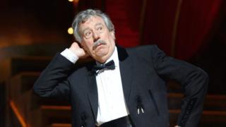 Terry Jones: Monty Python stars pay tribute to comedy great - BBC News