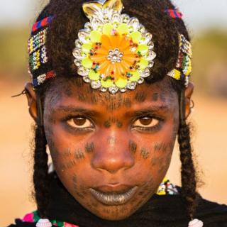 In pictures: The men competing for love in the deserts of Chad - BBC News