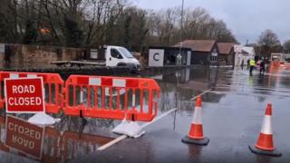 Lowdham flood defence wall being upgraded from plastic to steel - BBC News