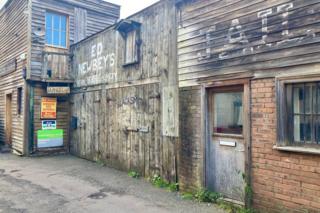 The Wild West-style ghost town hidden in an alley - BBC News