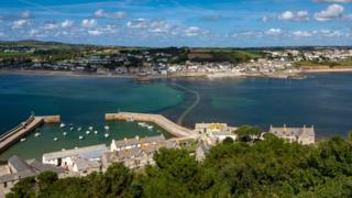 What's it like to live in a castle? - BBC News