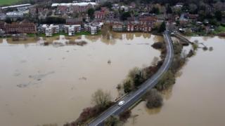 UK weather: Heavy rain and flooding across England - BBC News
