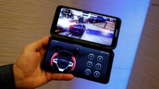 LG's Dual Screen 'foldable phone' breaks apart - BBC News