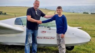 Vintage gliding club celebrates 50th birthday in Gloucestershire - BBC News