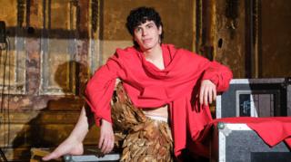 Jacob Alon: Free-spirited folk singer is one to watch - BBC News