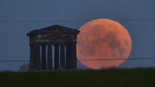 Blood moon lunar eclipse lights up skies around the world - BBC Weather