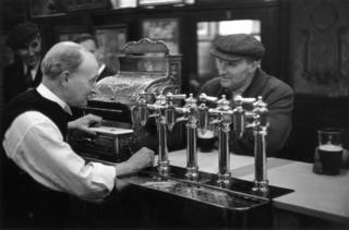 The Gorbals of the 1940s - seen through Bert Hardy's eyes - BBC News