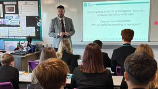 Vaping: Schools want help in 'lonely battle' - BBC News