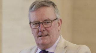 UUP: Mike Nesbitt to be new party leader - BBC News