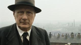 Unearthed Lowry chats reveal a 'drifter' who never found love - BBC News