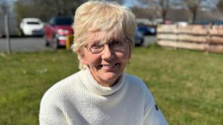 'I thought I was too young for a bowel cancer diagnosis at 24' - BBC News