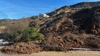 Landslide at Nefyn beach forces visitors to stay away - BBC News