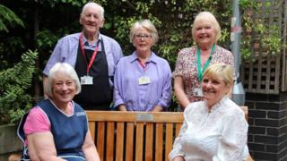 Middlesbrough hospital volunteer remembered with bench - BBC News