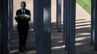 Images of the city's mayors to mark 25 years representing London - BBC News