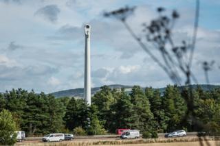 Wind turbine blades crash to ground in Perth - BBC News