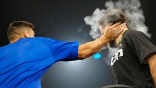 Slap fighting: Controversial event makes Scottish debut - BBC News