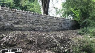 Bid to legalise repairs to historic Bibury stone wall - BBC News