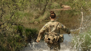 'It's not impossible: A woman will become a Royal Marine' - BBC News