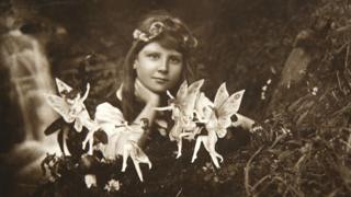 Friend believed Cottingley Fairies hoax photos were real - BBC News