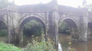 Devon bridges get steel protection against flood damage - BBC News
