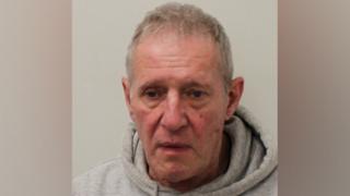 Manhunt for prisoner on the run from Wormwood Scrubs - BBC News