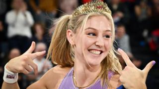 Great Britain's Molly Caudery sets new pole vault national record - BBC ...