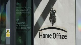 Home Office doubles time given to refugees to find accommodation - BBC News