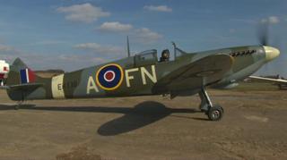 Henley detectorist hunts for spitfire crash pilot's family - BBC News
