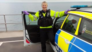 Teignmouth police launch 'chat with a cop' in seaside town - BBC News