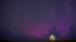 Northern Lights illuminates Cornwall and Devon night sky - BBC News