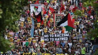 Thousands join Tommy Robinson march in London - BBC News