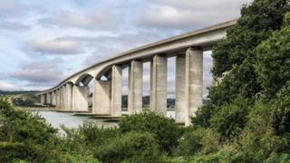 Orwell Bridge 'complex operation" under way over safety concerns - BBC News