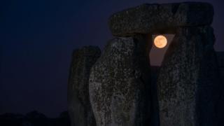 Stonehenge project investigates possible Moon alignment - BBC News