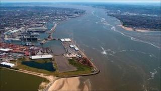The fall and rise of Liverpool docks - BBC News