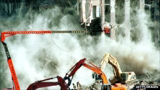 Toxic dust legacy of 9/11 plagues thousands of people - BBC News