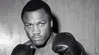 Boxing greats pay tribute to 'legendary' Joe Frazier - BBC Newsround